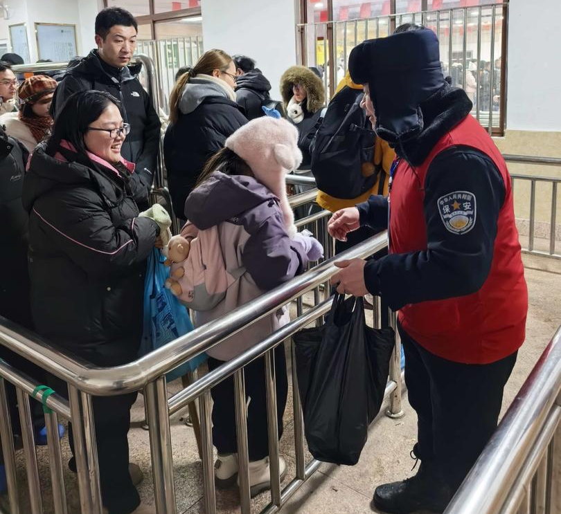 元旦节爬峨眉山返程“打挤”有游客被困山上？景区回应：无人员滞留_浙江辟谣平台